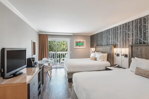 Quarto Deluxe, 2 camas queen-size, não fumadores, pátio | Roupa de alta qualidade, edredões de penas, camas de colchão pillowtop 