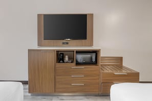 Quarto standard, 2 camas Queen, para não fumantes | Roupas de cama premium, cofres nos quartos, escrivaninha