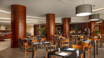 Café da manhã com buffet todos os dias mediante uma taxa