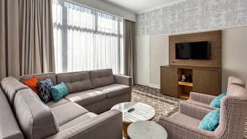 1 King Bed, Suite, Nonsmoking, Upgrade | Lençóis de algodão egípcio, roupa de alta qualidade