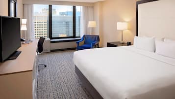 Roupa hipoalergénica, cofre no quarto, secretária