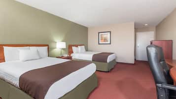 Quarto, 2 camas de casal, acessível, não fumadores | Cofre no quarto, secretária, ferro/tábua de engomar