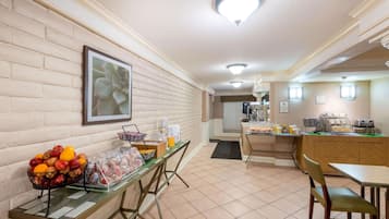 Café da manhã para viagem grátis todos os dias