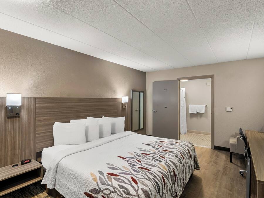 Quarto Superior, 1 cama king-size, acessível, não fumadores (Roll-In Shower) | 1 quarto, secretária, secretária adequada para computadores portáteis