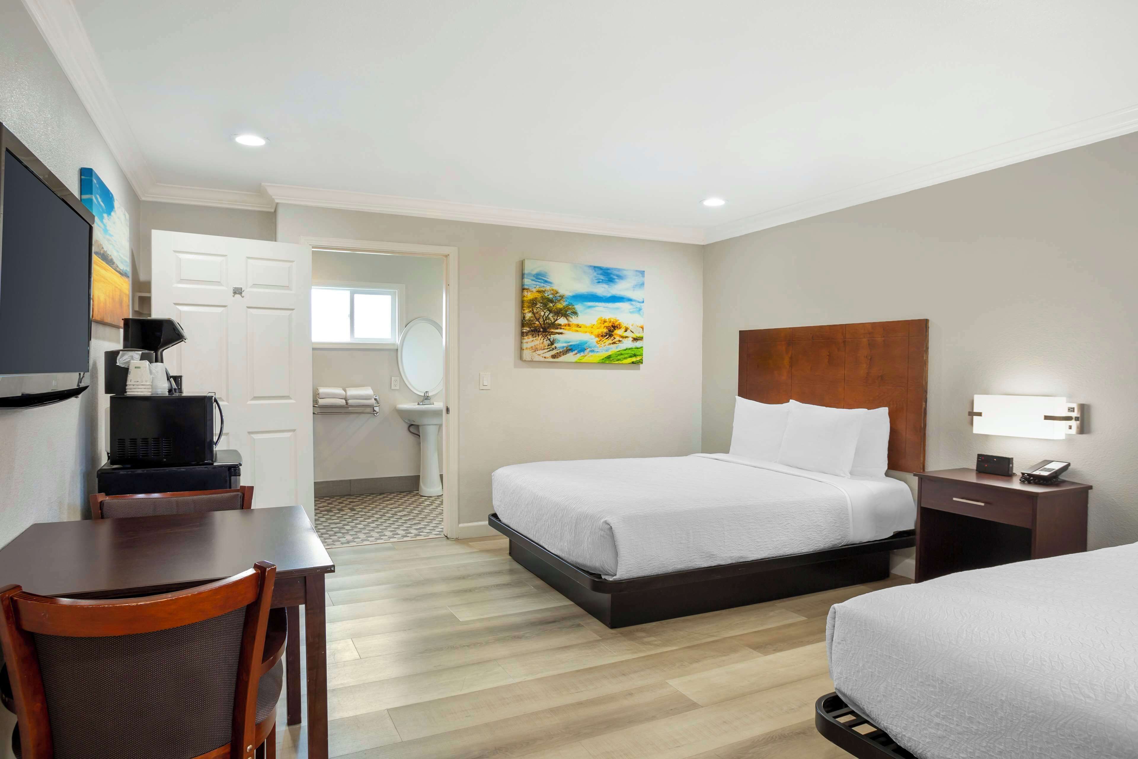 Roupas de cama premium, cofres nos quartos, cortinas blackout
