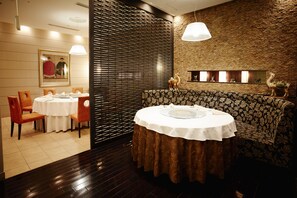 4 restaurantes: opção de café da manhã, almoço e jantar