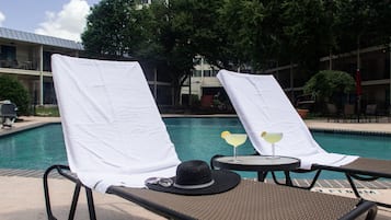 Piscina externa, funciona das 10h às 18h, guarda-sóis, espreguiçadeiras