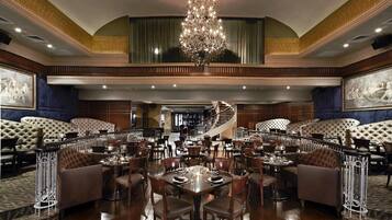 3 restaurantes, pequenos-almoços servidos, cozinha americana