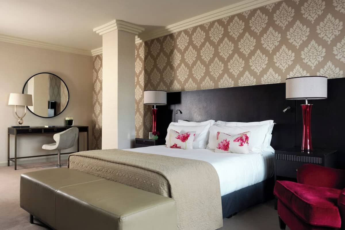 Quarto luxo, 1 cama King | Roupas de cama premium, camas com colchões pillow-top, frigobar