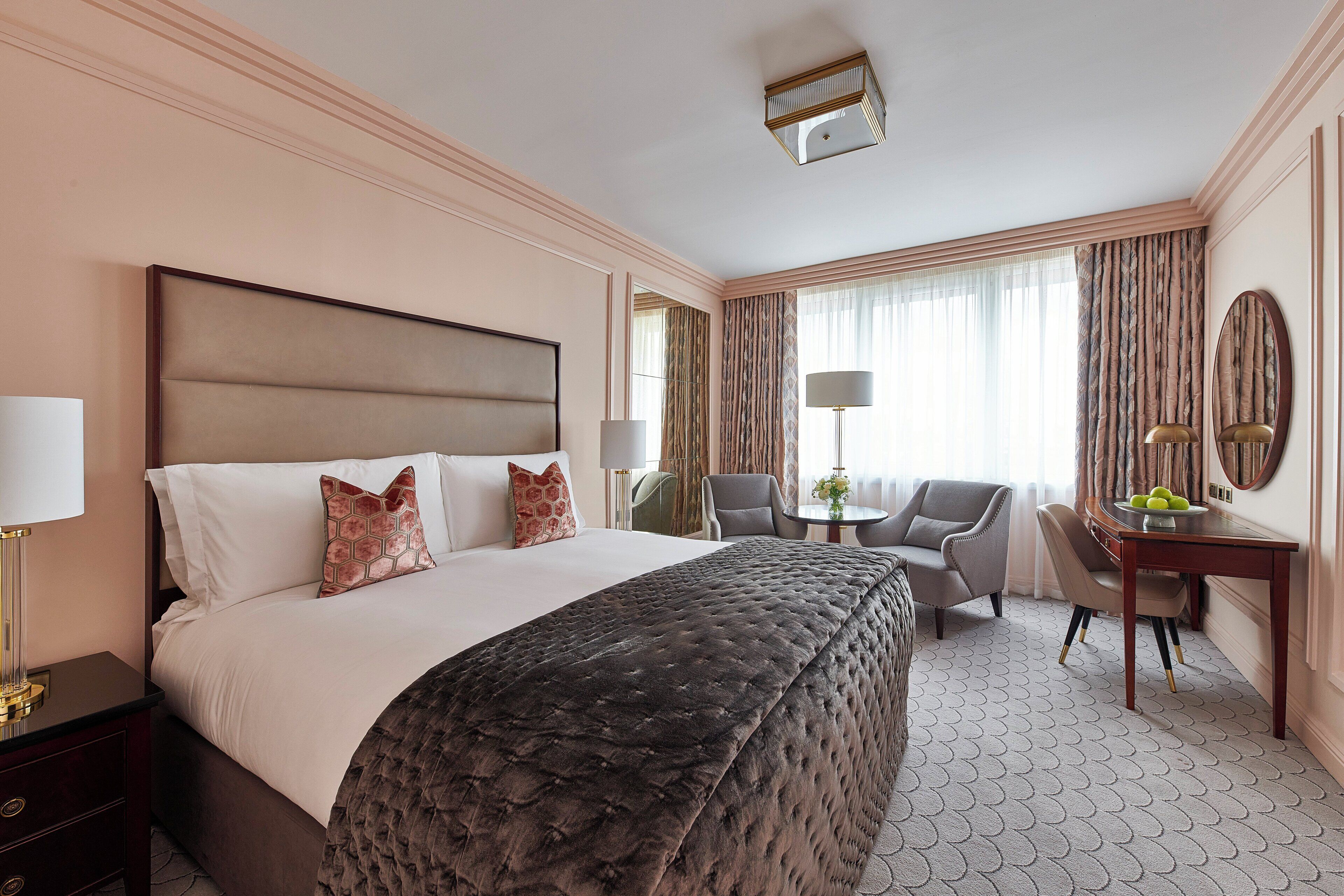 Quarto clássico, 1 cama King | Roupas de cama premium, camas com colchões pillow-top, frigobar