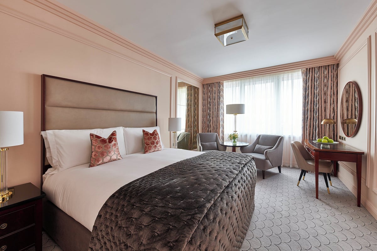 Quarto clássico, 1 cama King | Roupas de cama premium, camas com colchões pillow-top, frigobar