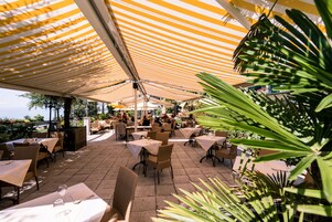 Pequenos-almoços, almoços, jantares servidos, com vista para a praia 