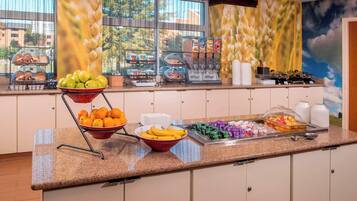 Café da manhã com buffet grátis todos os dias
