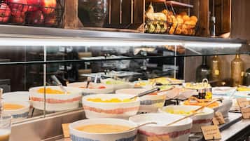Pequeno-almoço tipo buffet diário mediante uma taxa