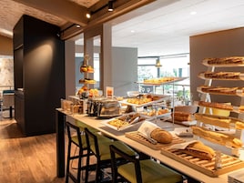 Pequenos-almoços servidos, cozinha francesa, com vista para a piscina 