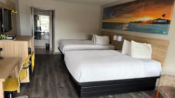 Escrivaninha, cortinas blackout, ferros/tábuas de passar roupa