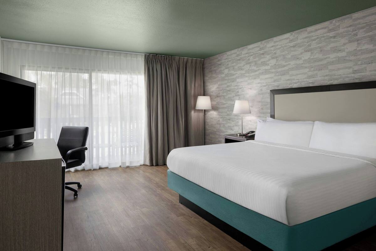 Quarto, 1 cama king-size, vista para a piscina | Piscina | Piscina exterior, da(s) 8:30 à(s) 22:00, guarda-sóis, espreguiçadeiras 