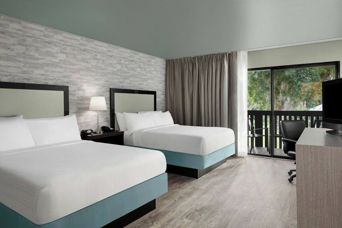 Suite, 1 cama de casal, vista para o pátio | Roupa hipoalergénica, cofre no quarto, secretária 