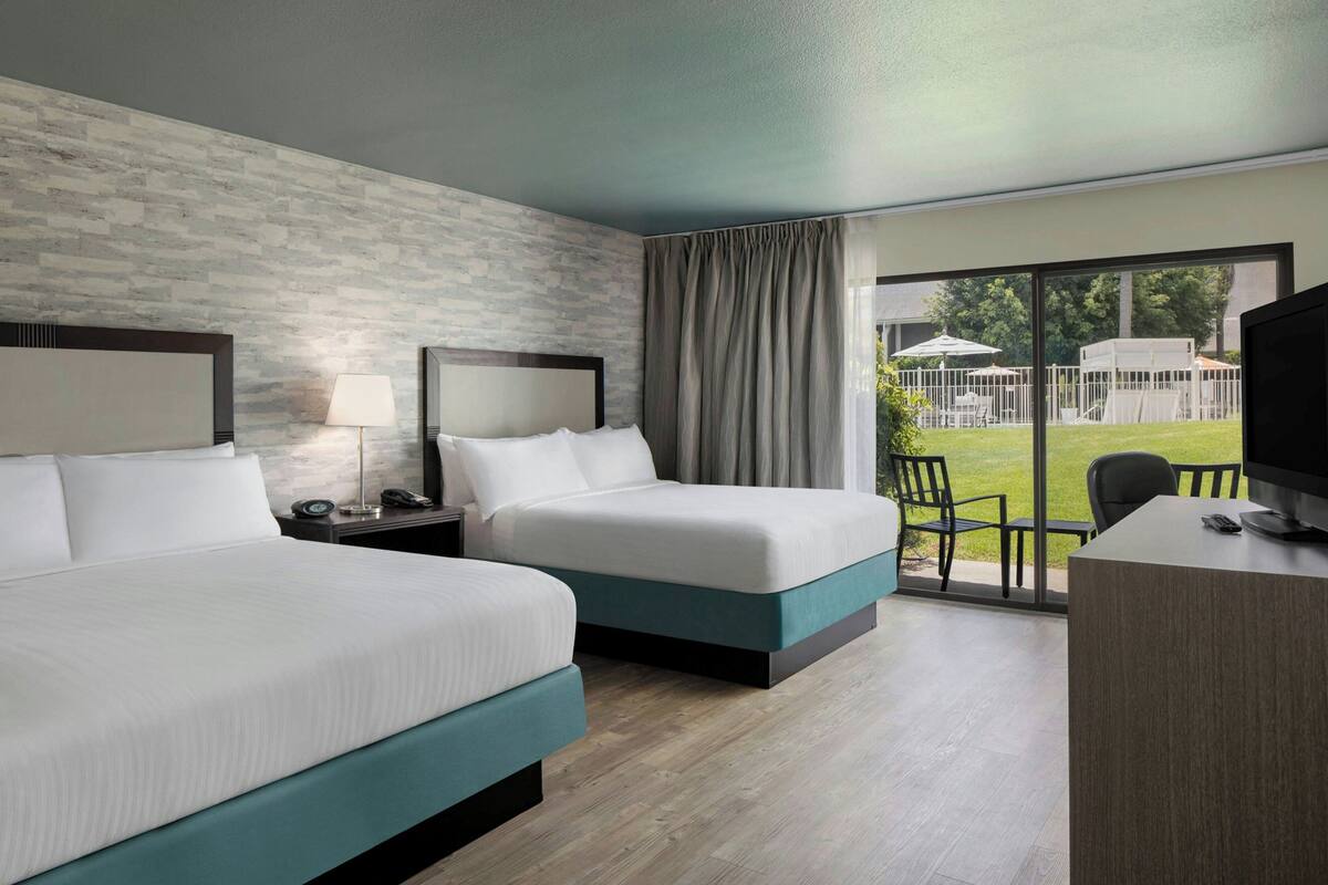Quarto, 2 camas queen-size, pátio, vista para a piscina | Piscina | Piscina exterior, da(s) 8:30 à(s) 22:00, guarda-sóis, espreguiçadeiras 
