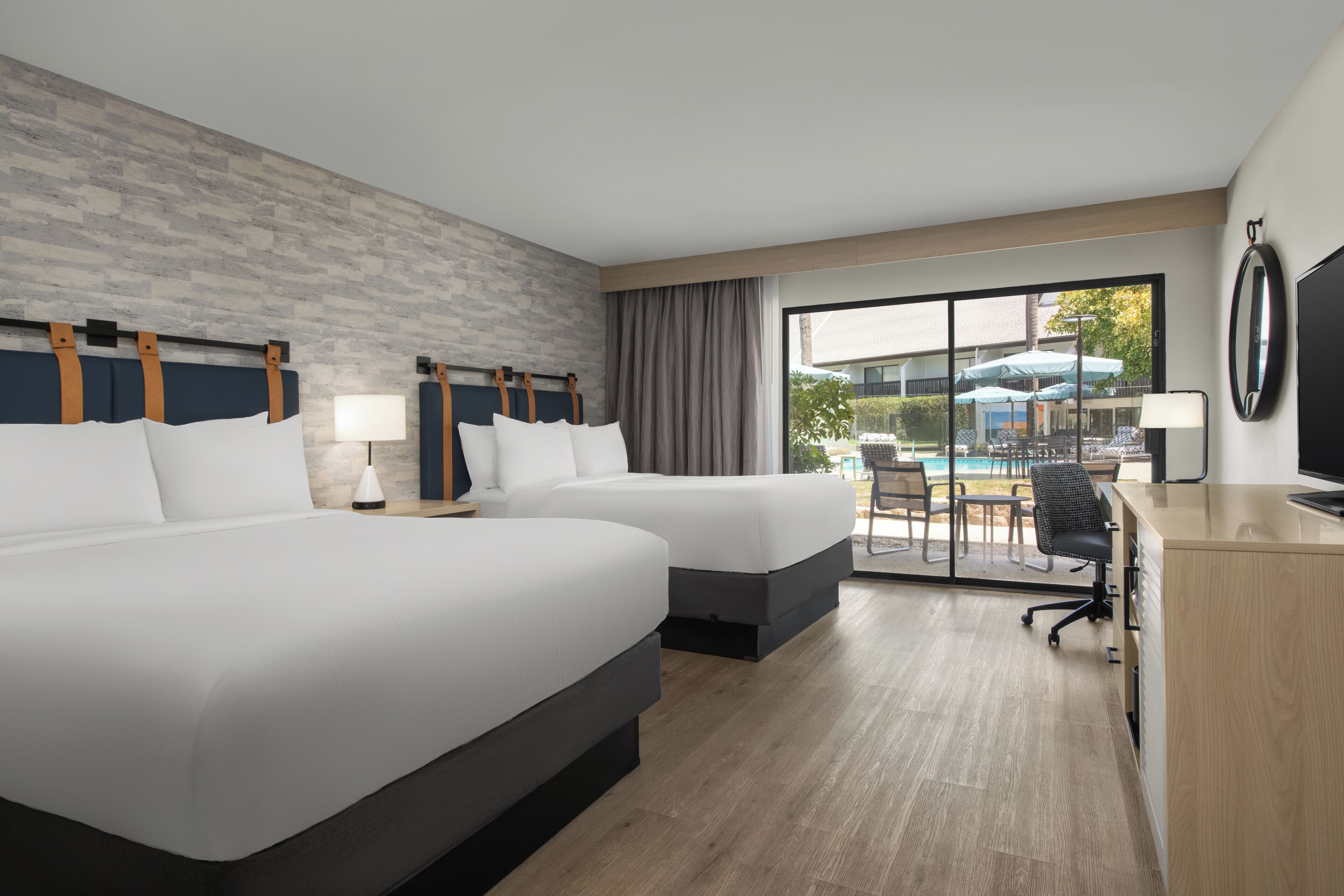 Quarto, 2 camas Queen, varanda, vista para a piscina | Roupas de cama antialérgicas, cofres nos quartos, escrivaninha