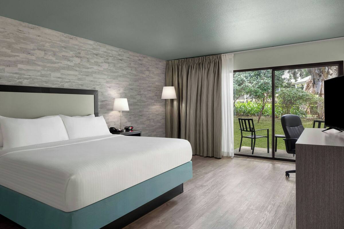 Quarto, 1 cama king-size, vista para o pátio | Roupa hipoalergénica, cofre no quarto, secretária 