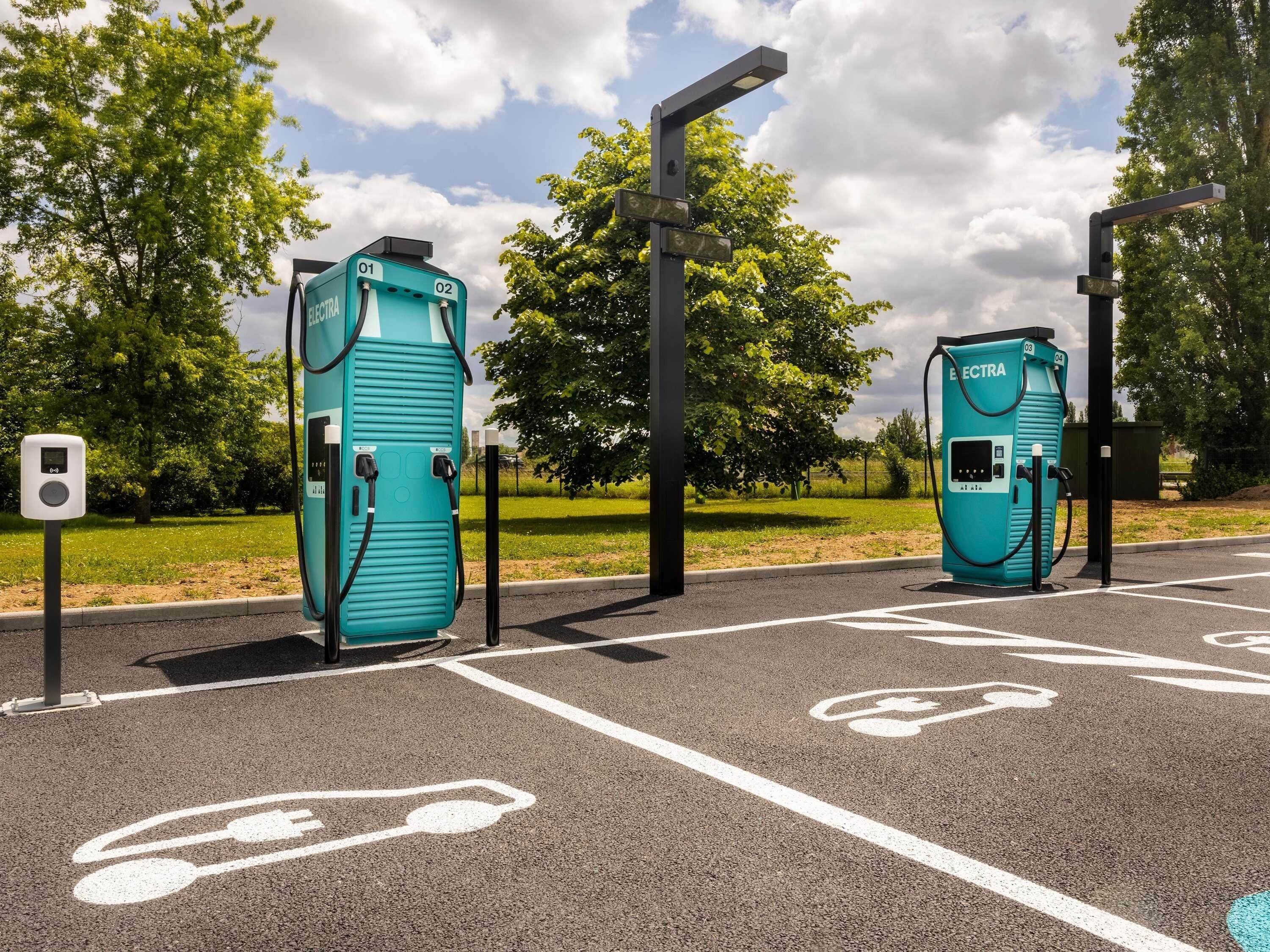 Duas estações de carregamento para veículos elétricos, com acesso fácil para bicicletas.