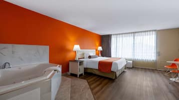 Suíte, 1 cama King, para não fumantes, banheira de hidromassagem | Cofres nos quartos, escrivaninha, cortinas blackout