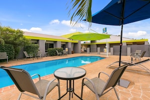 Piscina externa, funciona das 8h às 19h, guarda-sóis, espreguiçadeiras