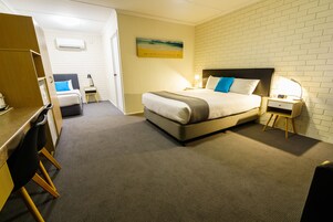Suite Standard Single Room, Non Smoking | Escrivaninha, espaço de trabalho para notebook, cortinas blackout