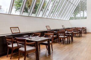 Pequeno-almoço tipo buffet diário mediante uma taxa 
