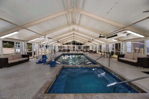 Piscina interna, funciona das 9h às 22h, espreguiçadeiras