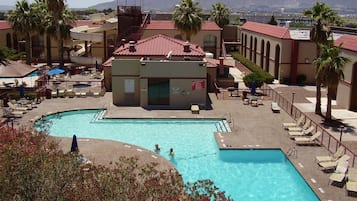 Piscina exterior, espreguiçadeiras