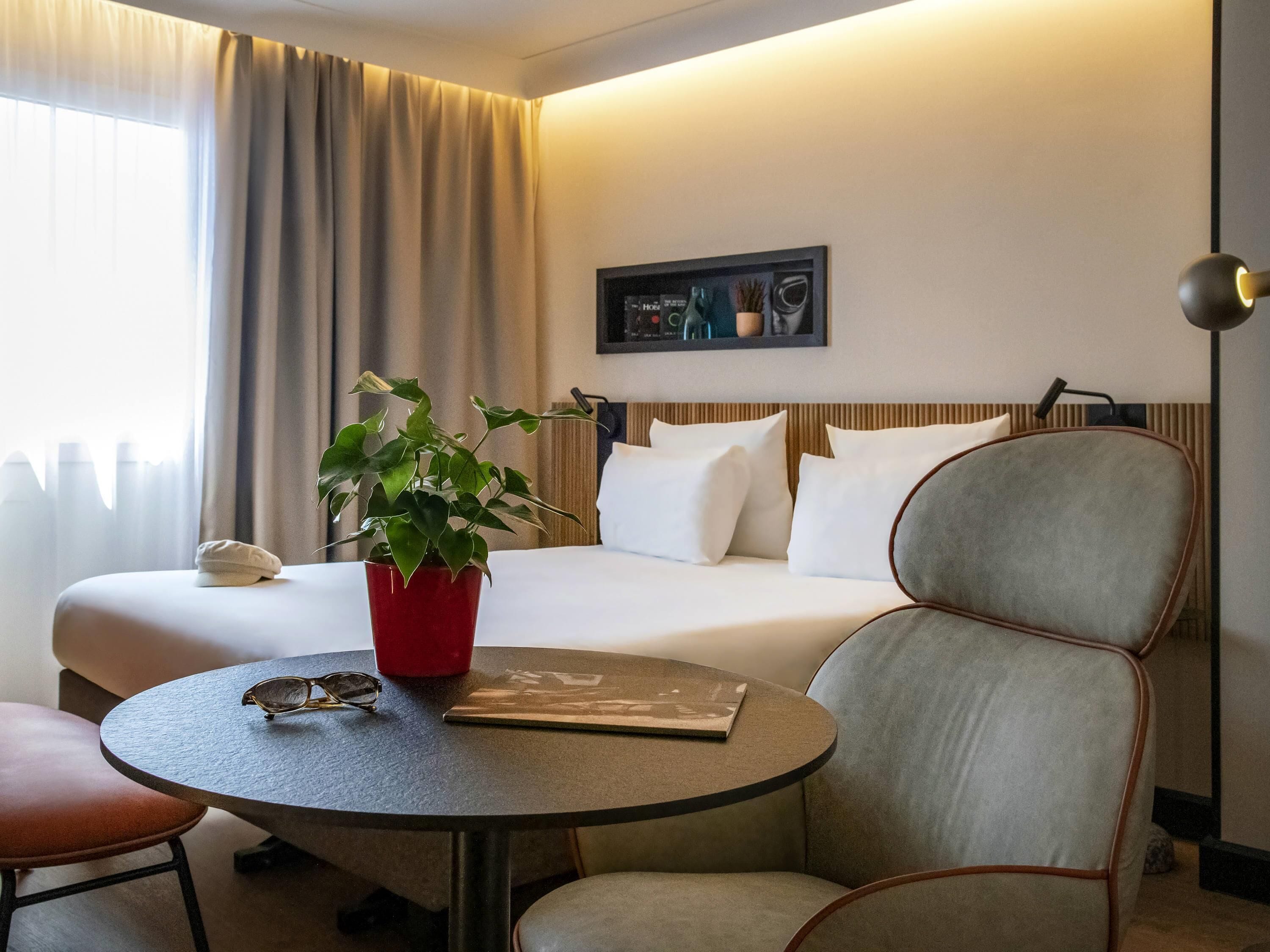 Quarto empresarial, 1 cama de casal | Roupas de cama premium, cofres nos quartos, individualmente decorados