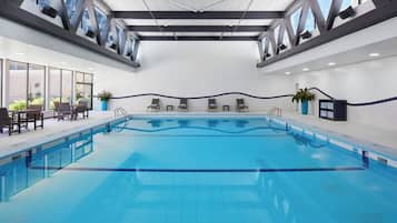 Piscina interior, da(s) 6:00 à(s) 22:00, espreguiçadeiras