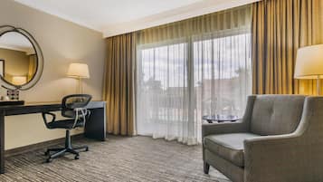 Roupa de alta qualidade, cofre no quarto, secretária