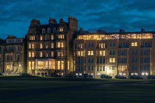 Fachada do alojamento (tarde/noite)