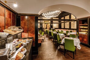 Pequeno-almoço tipo buffet diário mediante uma taxa 