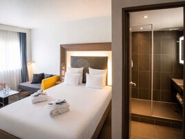 Quarto Duplo Executivo, 1 cama de casal | Roupa de alta qualidade, cofre com capacidade para portátil, secretária 