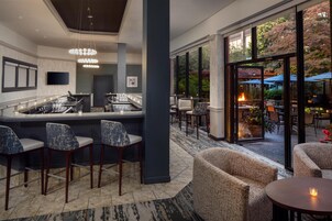 2 bares/lounges, este bar com transmissão de jogos em direto 