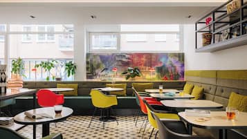 Café da manhã com buffet todos os dias (EUR 25 por pessoa)