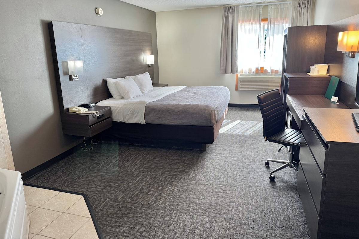 Quarto standard, 1 cama King, para não fumantes | Roupas de cama premium, escrivaninha, espaço de trabalho para notebook