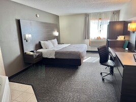 Suite, 1 cama king-size, não fumadores (Upgrade) | Roupa de alta qualidade, secretária 