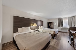Quarto standard, 2 camas Queen, para não fumantes | Roupas de cama premium, escrivaninha, espaço de trabalho para notebook