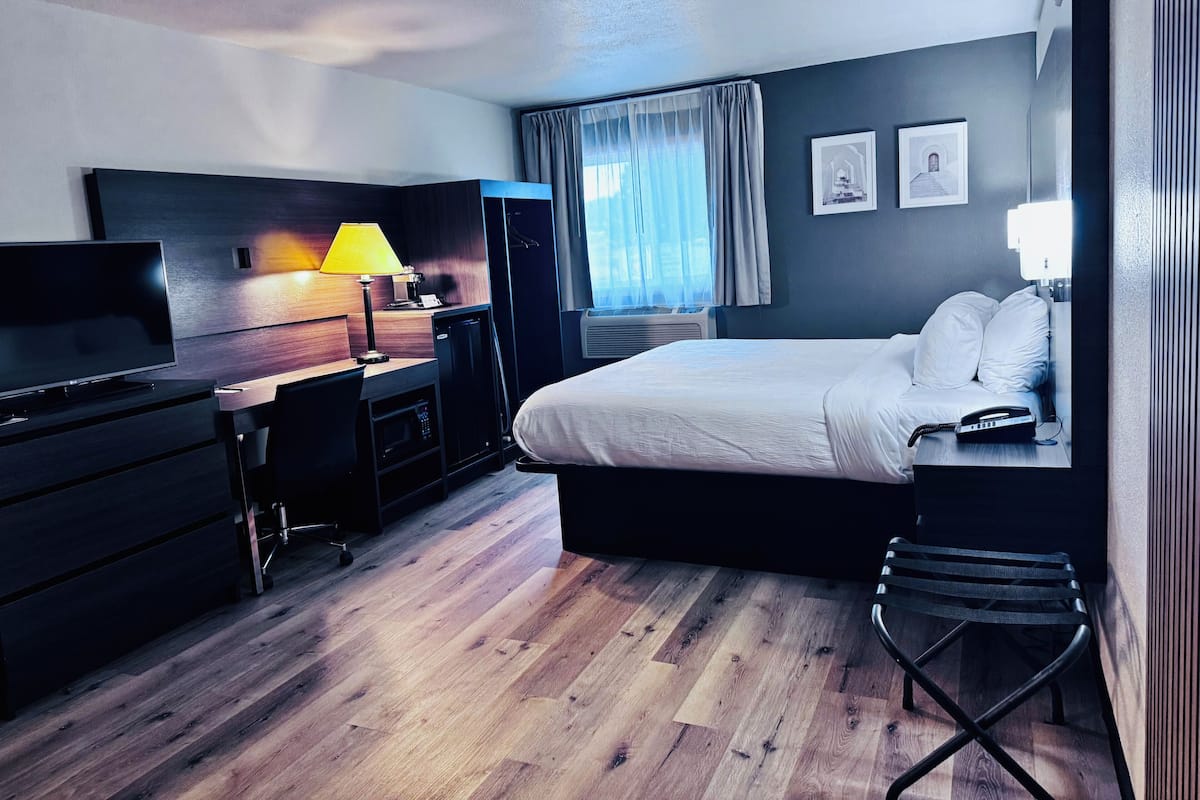 Suíte, 1 cama King, para não fumantes (Upgrade) | Roupas de cama premium, escrivaninha, espaço de trabalho para notebook