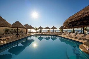 3 piscinas externas, guarda-sóis, espreguiçadeiras