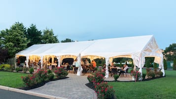 2 restaurantes, que servem almoços, jantares, também cozinha americana