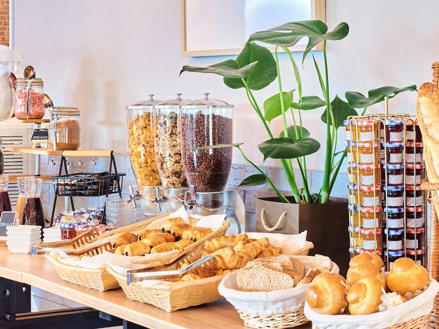 Café da manhã com buffet diário (EUR 14.90 por pessoa)
