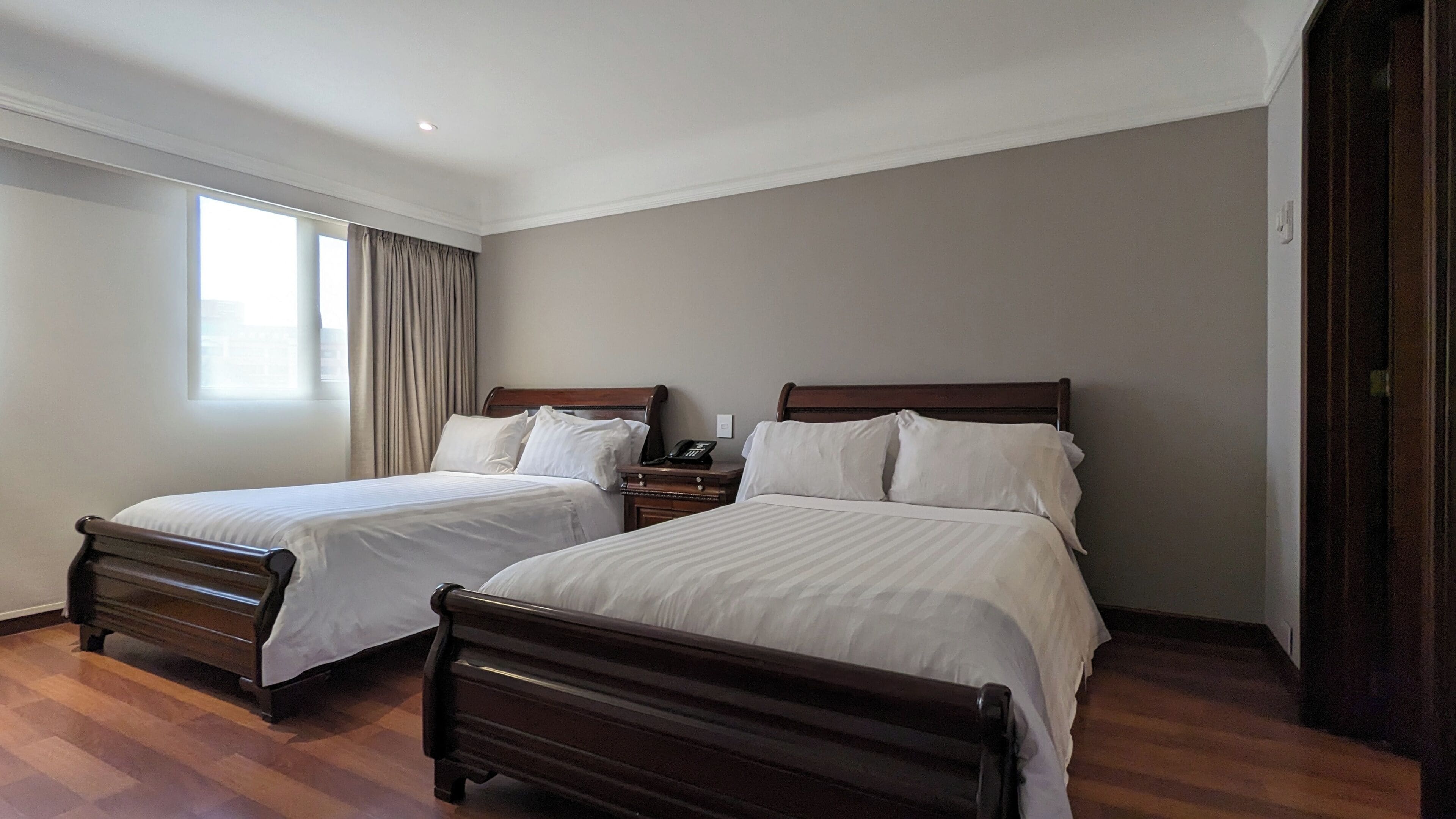 Quarto duplo standard, 2 camas de solteiro (Standard Twin Room) | Roupas de cama premium, frigobar, cofres nos quartos, escrivaninha