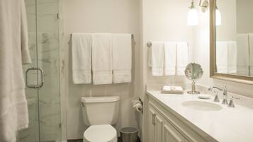 Produtos de higiene exclusivos, um secador de cabelo, roupões, chinelos