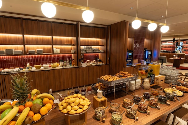 Pequeno-almoço tipo buffet diário mediante uma taxa